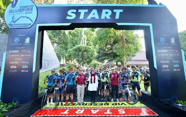 Dilepas Bupati Ipuk, Ratusan Pesepeda dari Sumatera hingga Papua ikuti Banyuwangi Bluefire Ijen ...